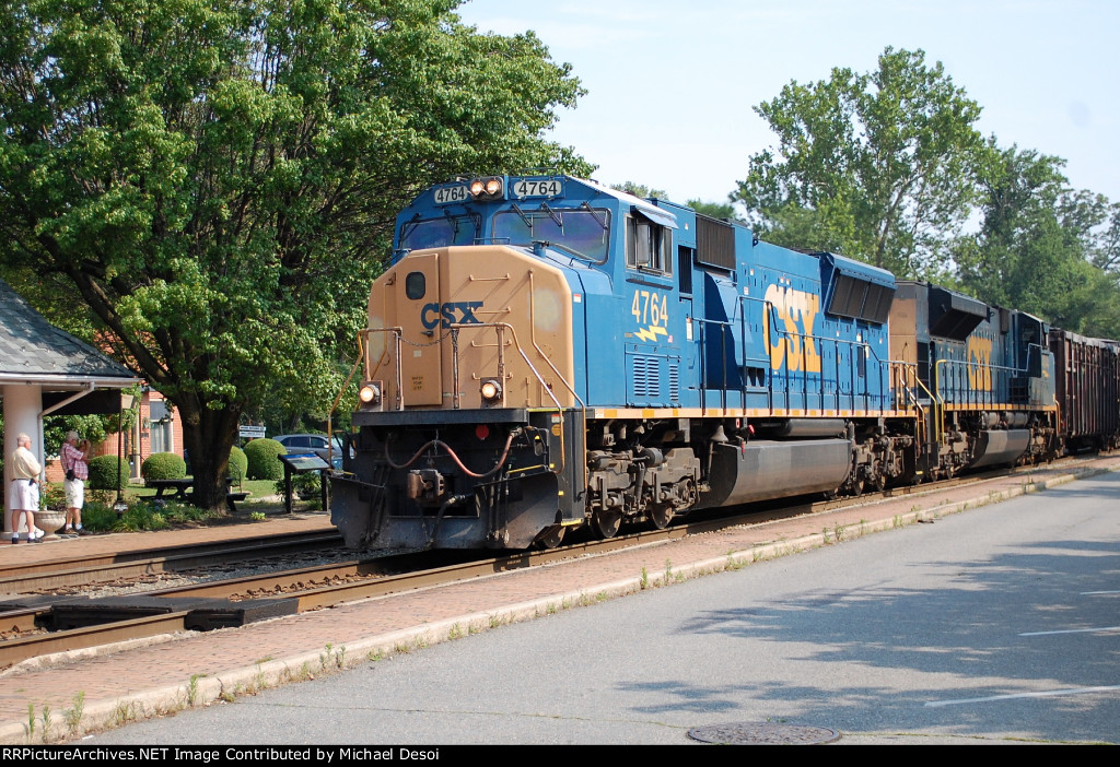 CSX SD-70MAC #4764 leads a southbound through the station